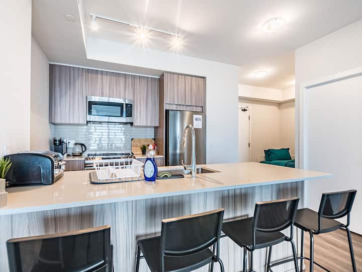 Located In Centre Of Mississauga - 미시소거