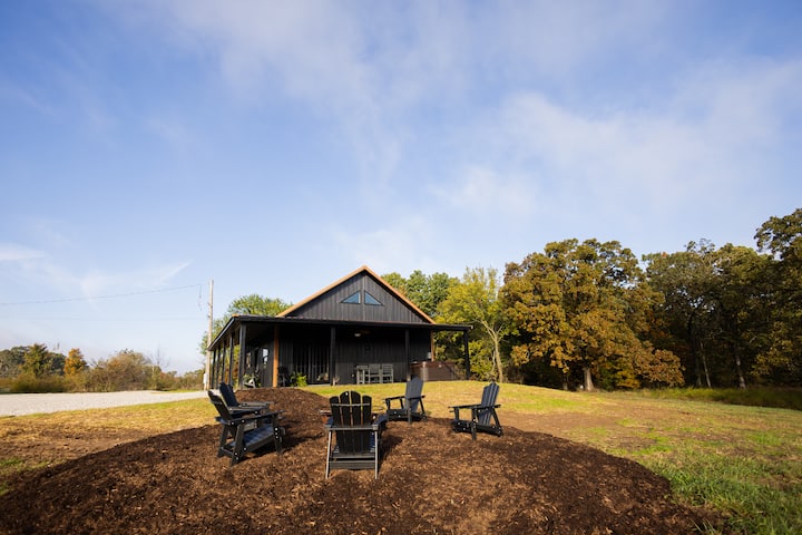 Stockton Lake Cabin With Hot Tub & Outdoor Tv - Stockton Lake, MO