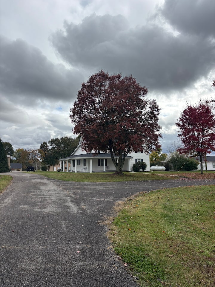 Peaceful
Farmhouse On Open Land In East Knoxville - Blaine, TN