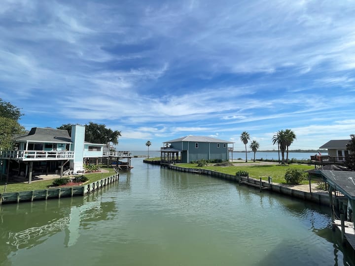 Waterfront Bay Home W/large Outdoor Space - Texas City, TX