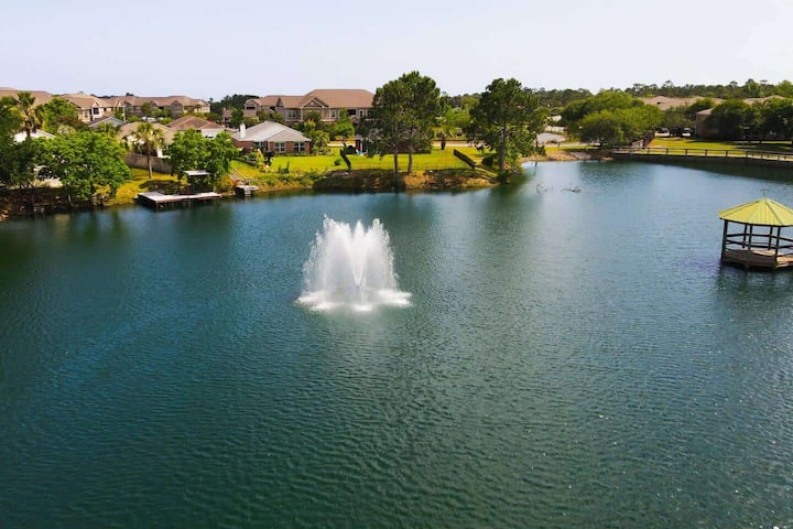 The Lake Front Manor - 5 Min To The Beach - Navarre, FL