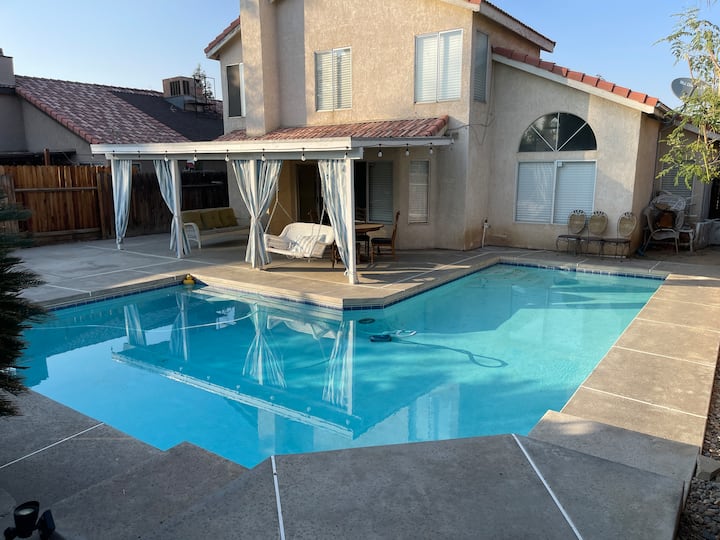 Bakersfield Home 4 Bedrooms 3 Bathrooms With Pool - Bakersfield, CA