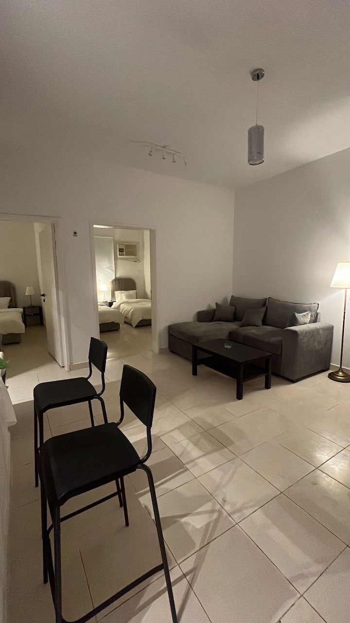 شقة على طريق الملك عبدالعزيز في منطقة حيوية - Saudi Arabia