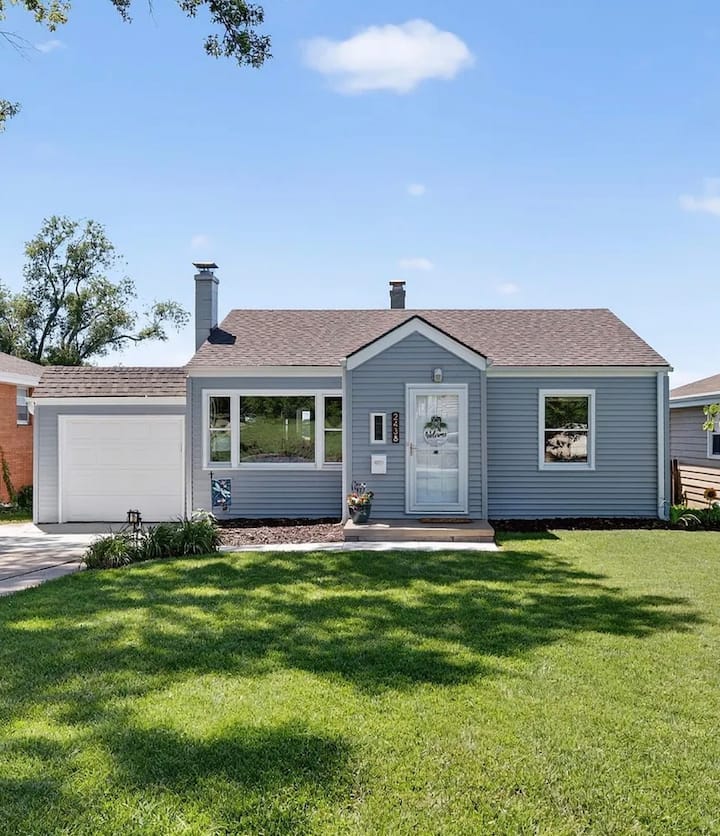 Omaha Midtown Cottage - Omaha, NE