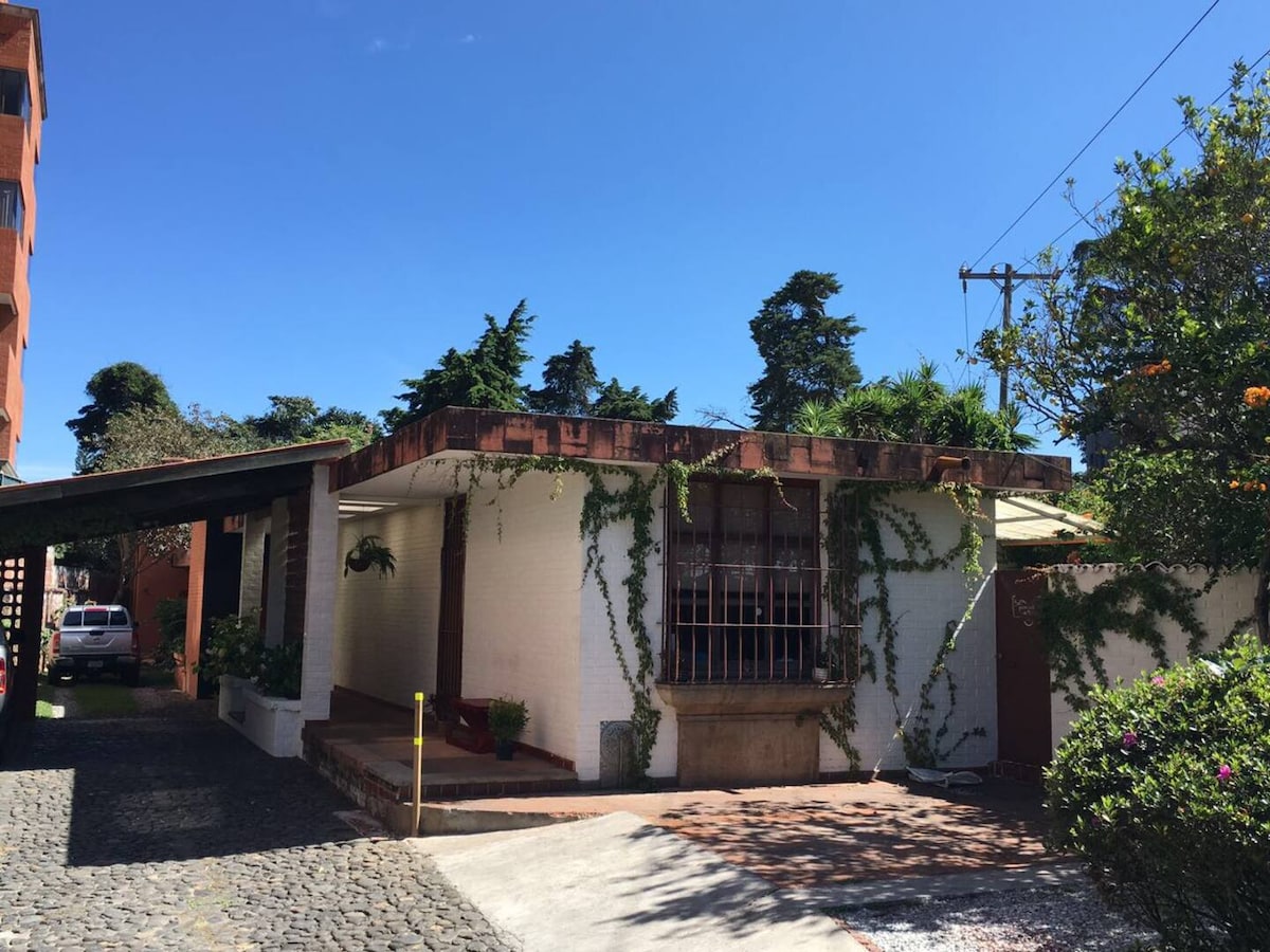 Cuarto con amplio balcón y baño privado. - Airbnb