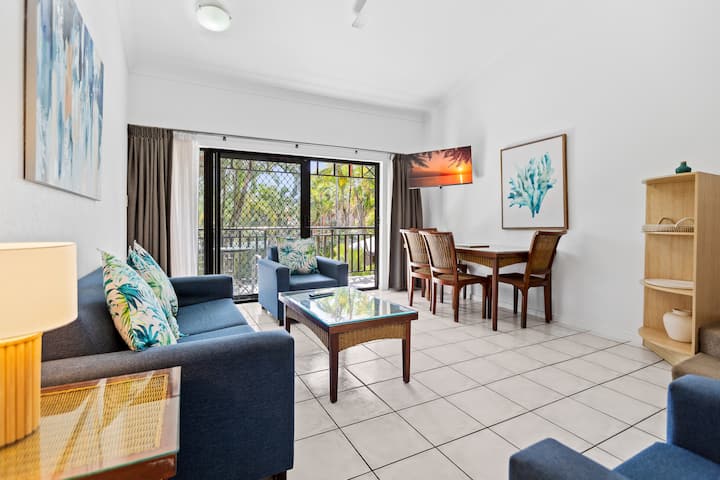 Two-bedroom Split-level Open Plan Apartment - Palm Cove