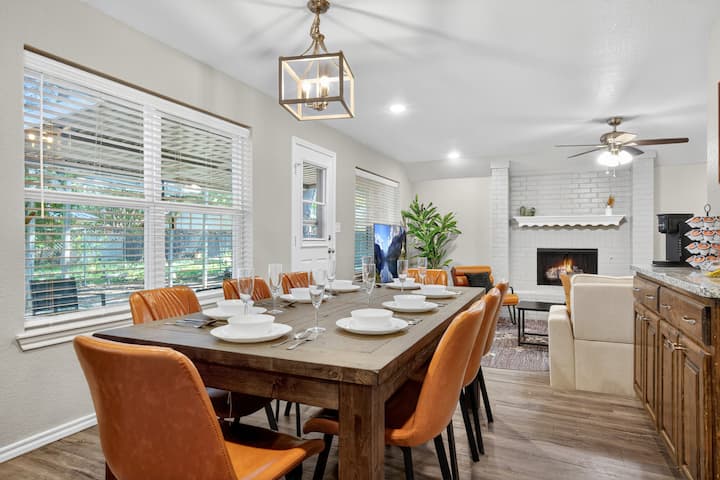 Great For Groups | Near Dfw, At&t & Six Flags - Euless, TX