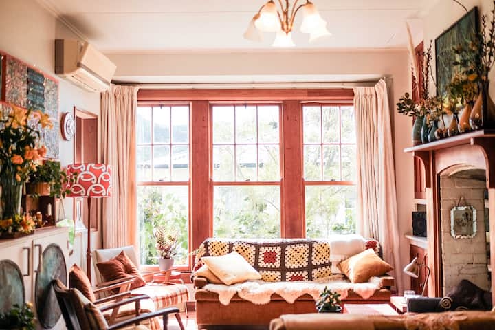 All Aboard At Historic Railway Cottage - Wellington