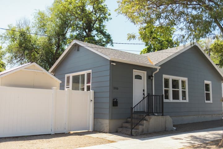 Pet Friendly & Hot Tub 2 Bed Stay Near Downtown - Billings, MT