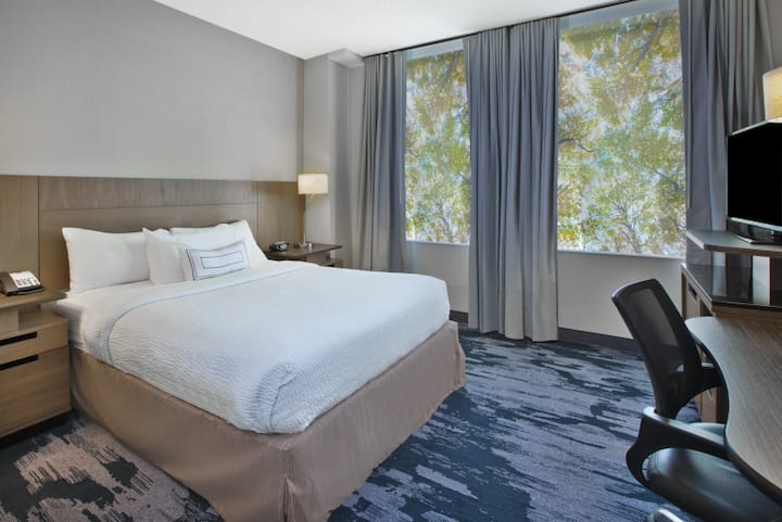 Prime Downtown Location + Free Breakfast & Gym - Milwaukee, WI