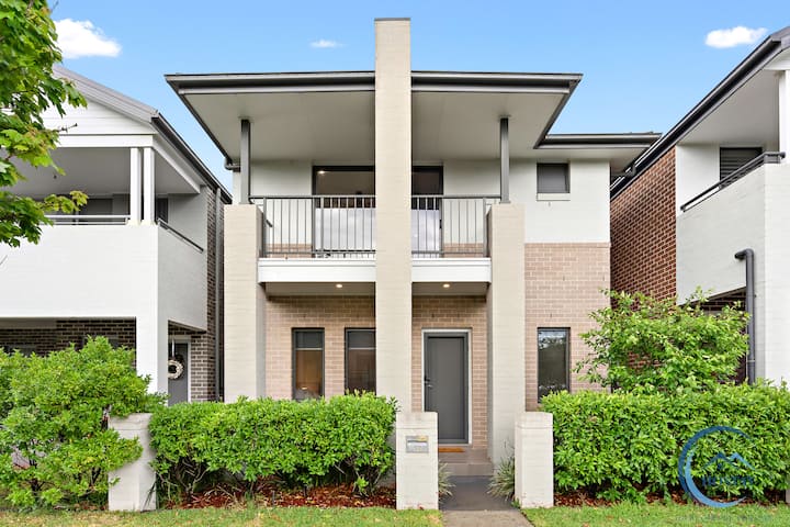 Cozy 4br Family Haven | Walk To Penrith Cbd&train - Kingswood