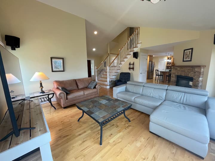 3br Mckinley Home With Panoramic Lake Views - Lake Country