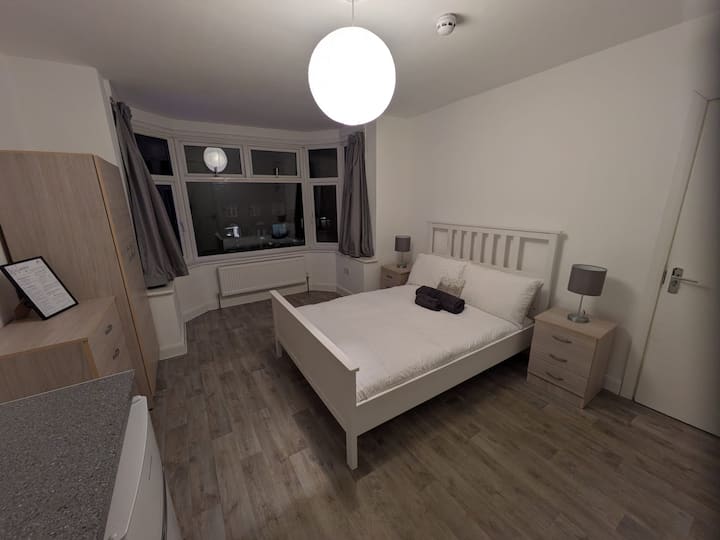 2111 Spacious Clean Studio - Luton
