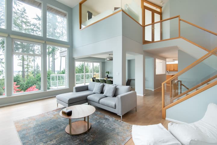 Stylish & Spacious West Vancouver Retreat - Cyprus