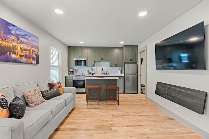 Near Broadway & Gulch + Free Parking - Nashville, TN