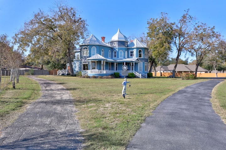 Luxurious Historic 1880 Queen Anne Mansion - Taylor, TX