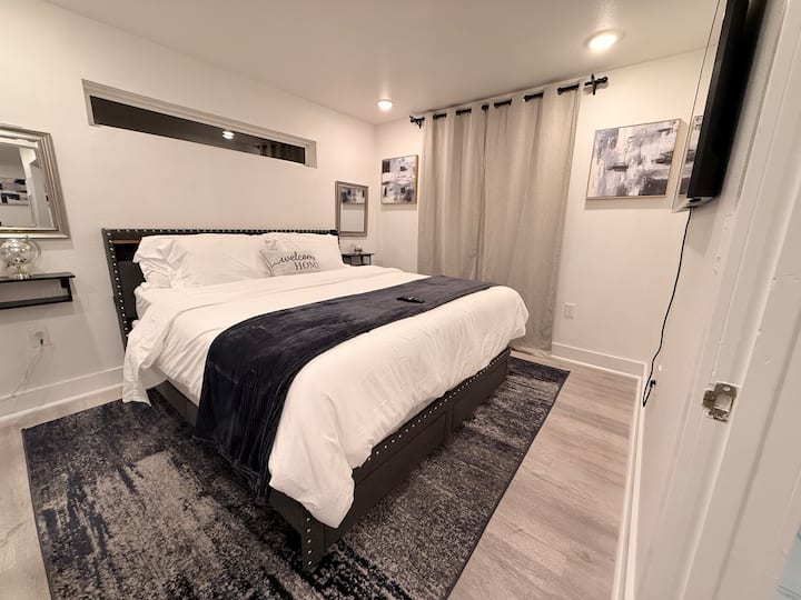 Luxury Modern King Bed 70” Tv Downtown Dallas - Dallas, TX