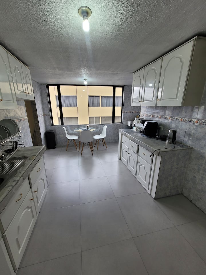 Amplio Departamento En Corazón Financiero De Quito - Quito