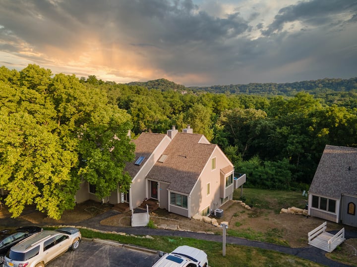 Hideaway Cove, Woodland Serenity + Modern Comfort - Galena, IL