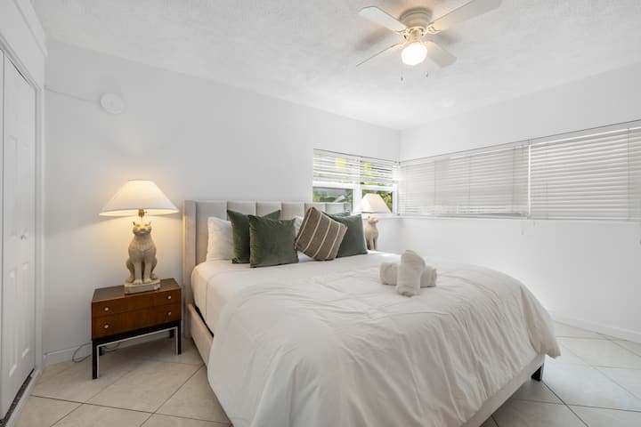 Cozy Las Olas Escape | Pool, King, Wtr Front 104 - Fort Lauderdale, FL