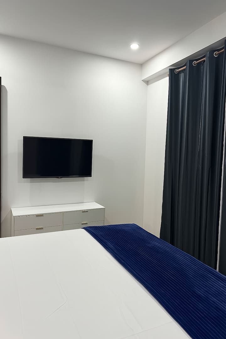 1 Bedroom Retreat: Pool, Sports, & Cozy Luxury - Kingston