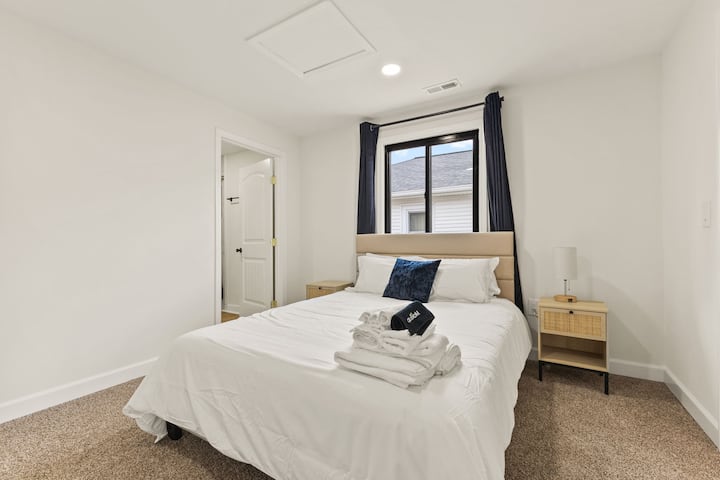 Udell Oasis Room 1! Mini Fridge Included! - Indianápolis, IN