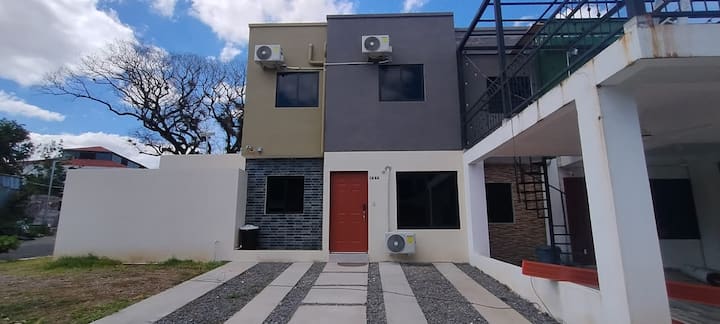 Villas Del Molino Newly Modern Home With Pool - Santa Ana