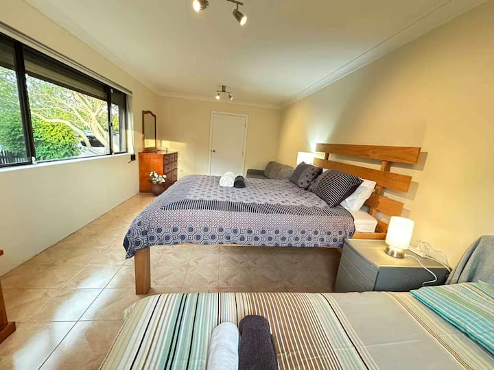 Room B1/queenbed+singlebed+couch/wardrobe+dresser - Toongabbie