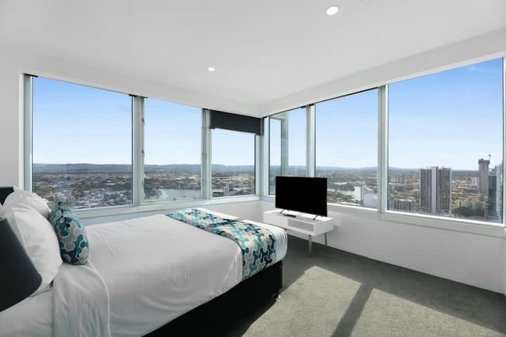 High-rise Ocean View 3bdr Apartment With Parking - Surfers Paradise