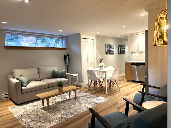 Greenwood Getaway - 6400