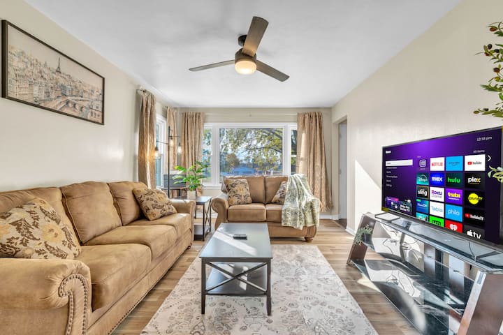 King And Queen Beds Sleeps 6 With Amenities Galore - Rockford, IL