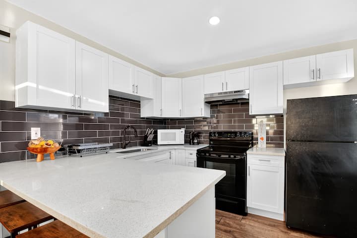 Charming 1/1 Cottage Getaway - St. Petersburg, FL