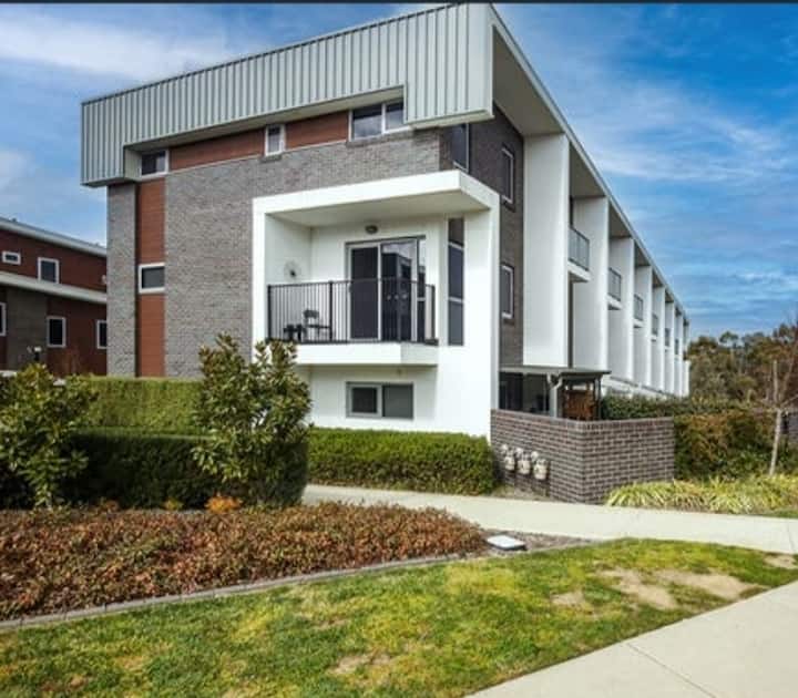Gateway - 4 Bed Townhouse & Free Parking - Canberra