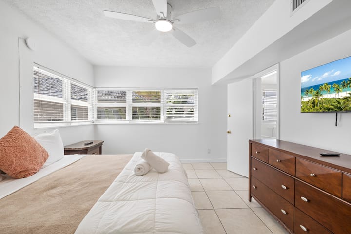 King Suite Las Olas | Pool, Dining & Free Park 204 - Fort Lauderdale, FL