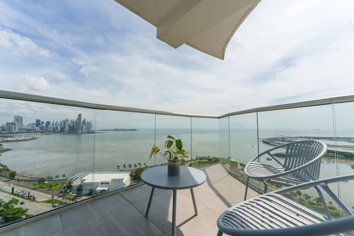 Oceanfront Condo W/ Balcony + Prime Location - Panama City