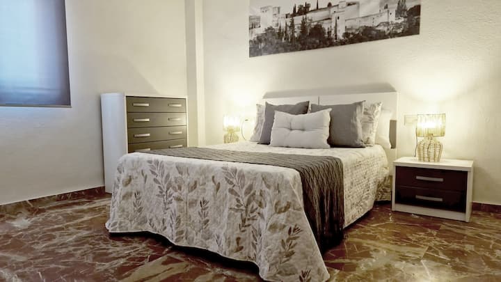 Piso Con Cochera En Pleno Centro De Granada - Grenade