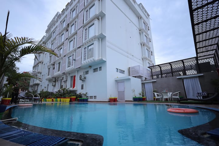 Vibrant Stay With Pool & Spa Near Taj Mahal, Agra - Agra