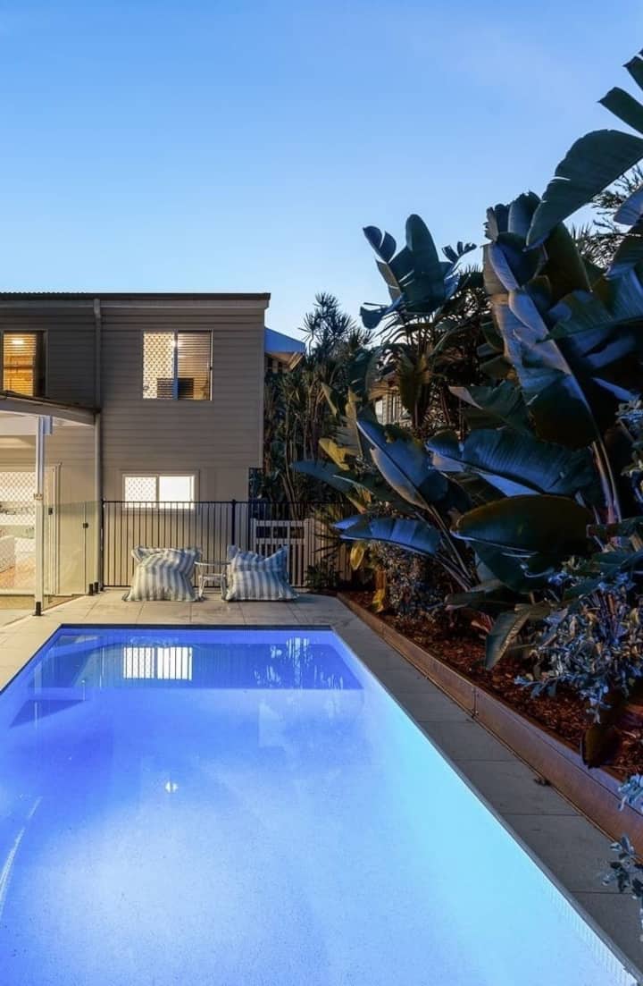 Luxe 4-bed Villa - Pet-friendly, Pool, Sleeps 10 - Redcliffe