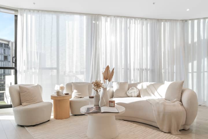 Bouclé Haven | 2br, Sunset Skyline Views + Parking - Parramatta