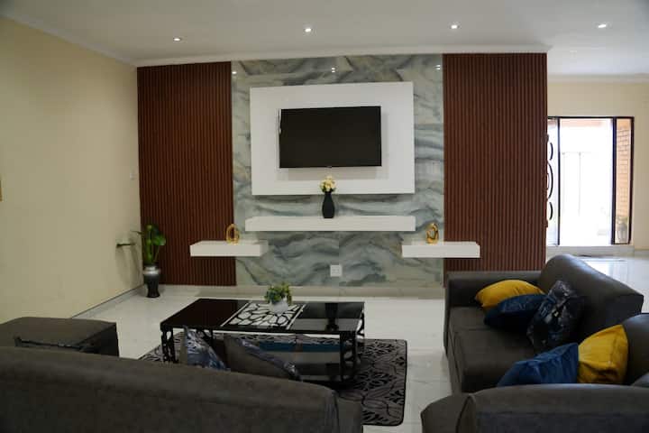 Very Spacious 5 Bedrooms Mordern Home. - Zimbabwe