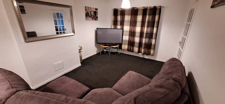 Cozy 4 Bed Semi-detached House - Ardrossan, UK