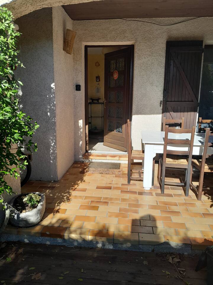 Maison Au Fond D'une Impasse Avec Jardin Arboré - Lunel