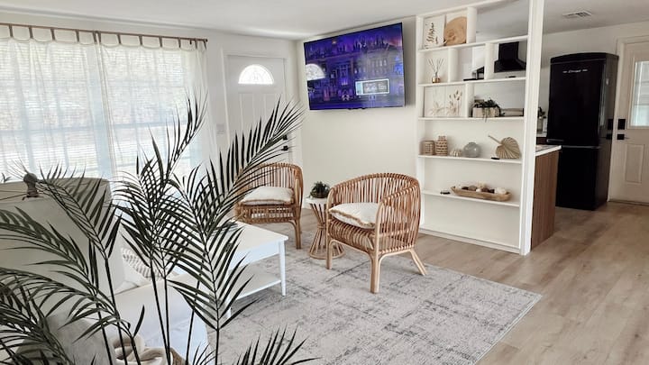 Beach Mins Away | Prime Location - Venice Beach, FL