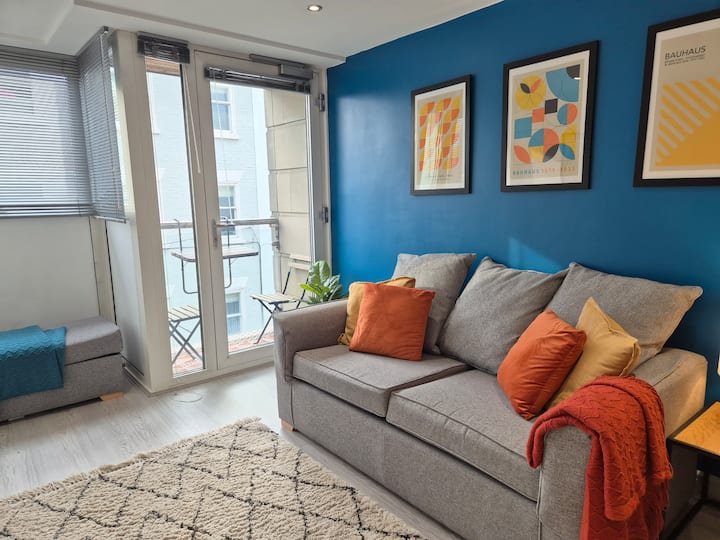 Modern York Retreat: Central Balcony & Lift - York