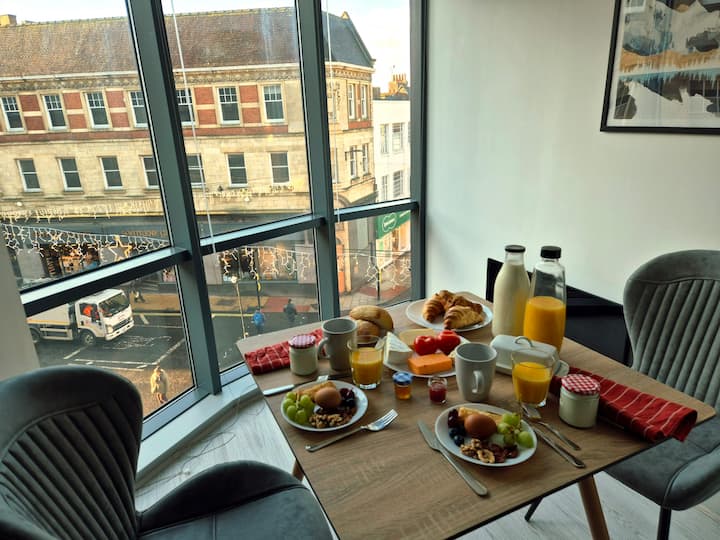 Panoramic York Views, Quiet + Lift, Cot, Workspace - York