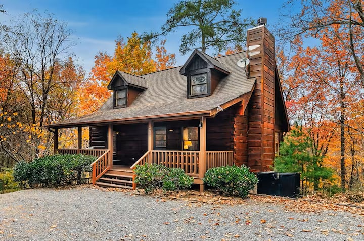 Fireside Haven | Local Pool + Hot Tub/large Deck - Wears Valley, TN