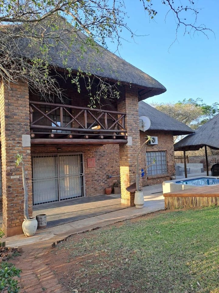 1427 On Hornbill - Marloth Park