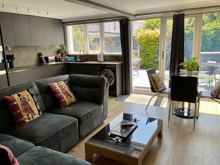 Chic Property With Garden And Hot Tub - Bournemouth