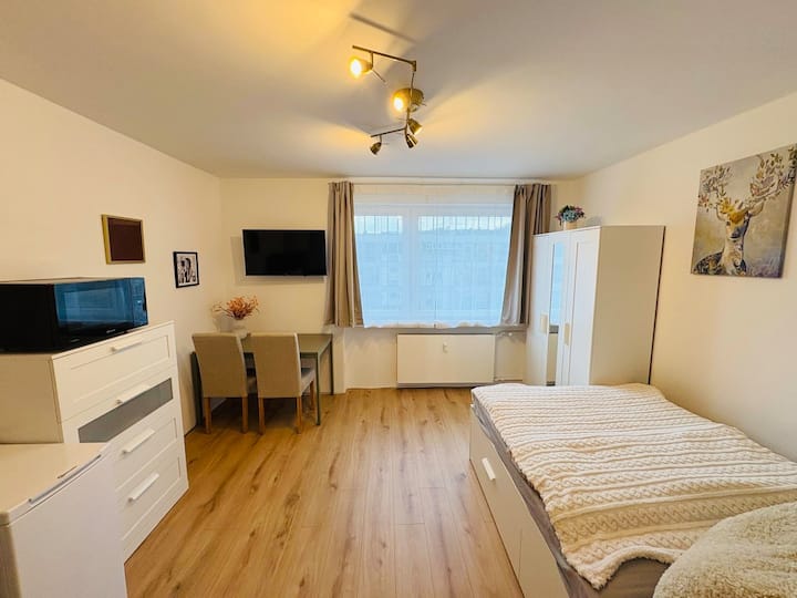 Modernes, Voll Möbliertes 1-zimmer-apartment - Düsseldorf