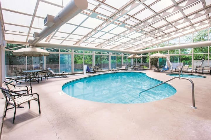 King Deluxe Suite| La Quinta Mason| Shopping Fun - 梅森